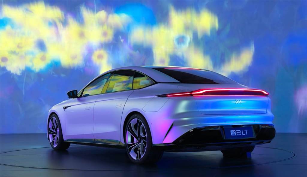 Zhiji Auto presento un sedan eléctrico con 118 kwh y 1000 Km de ...
